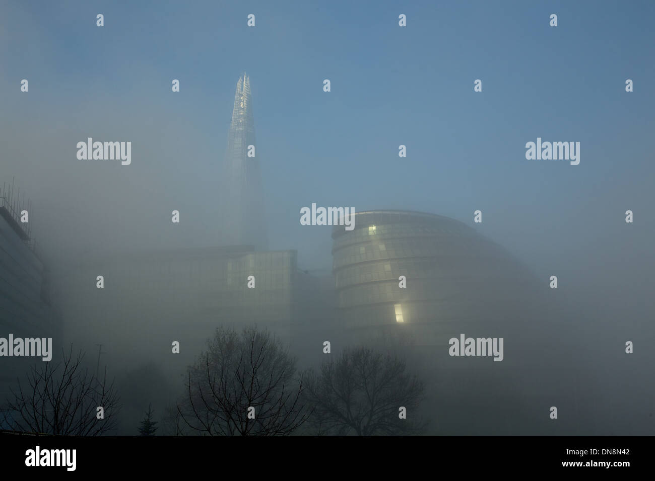 Sun above london skyline hi-res stock photography and images - Alamy