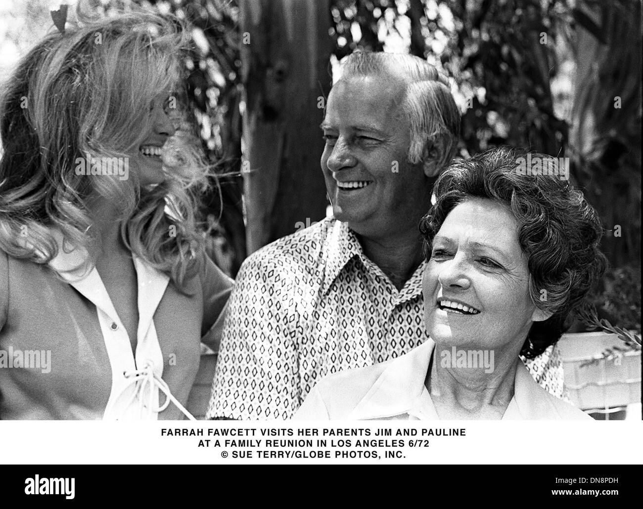 June 1, 1972 - FARRAH FAWCETT VISITS HER PARENTS JIM AND PAULINE.AT A ...