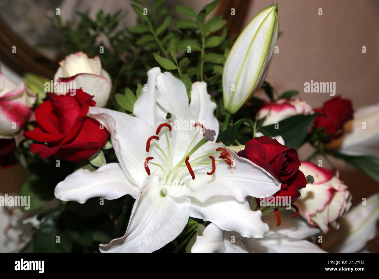 Roses and lilies hi-res stock photography and images - Alamy