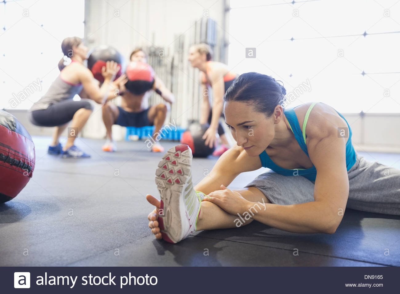 Lean over woman hi-res stock photography and images - Alamy