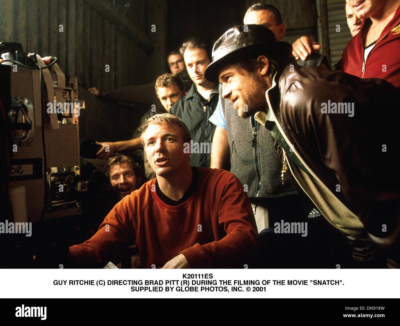 Apr. 17, 2001 - K20111ES .GUY RITCHIE (C) DIRECTING BRAD PITT (R ...
