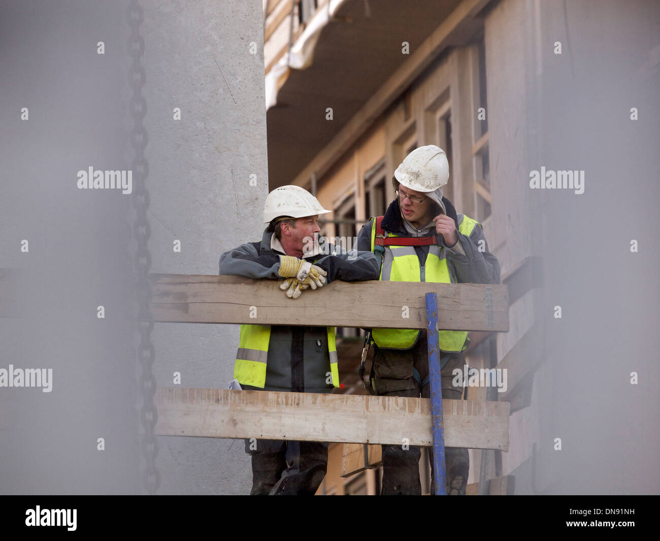 Men working concrete construction site hi-res stock photography and ...