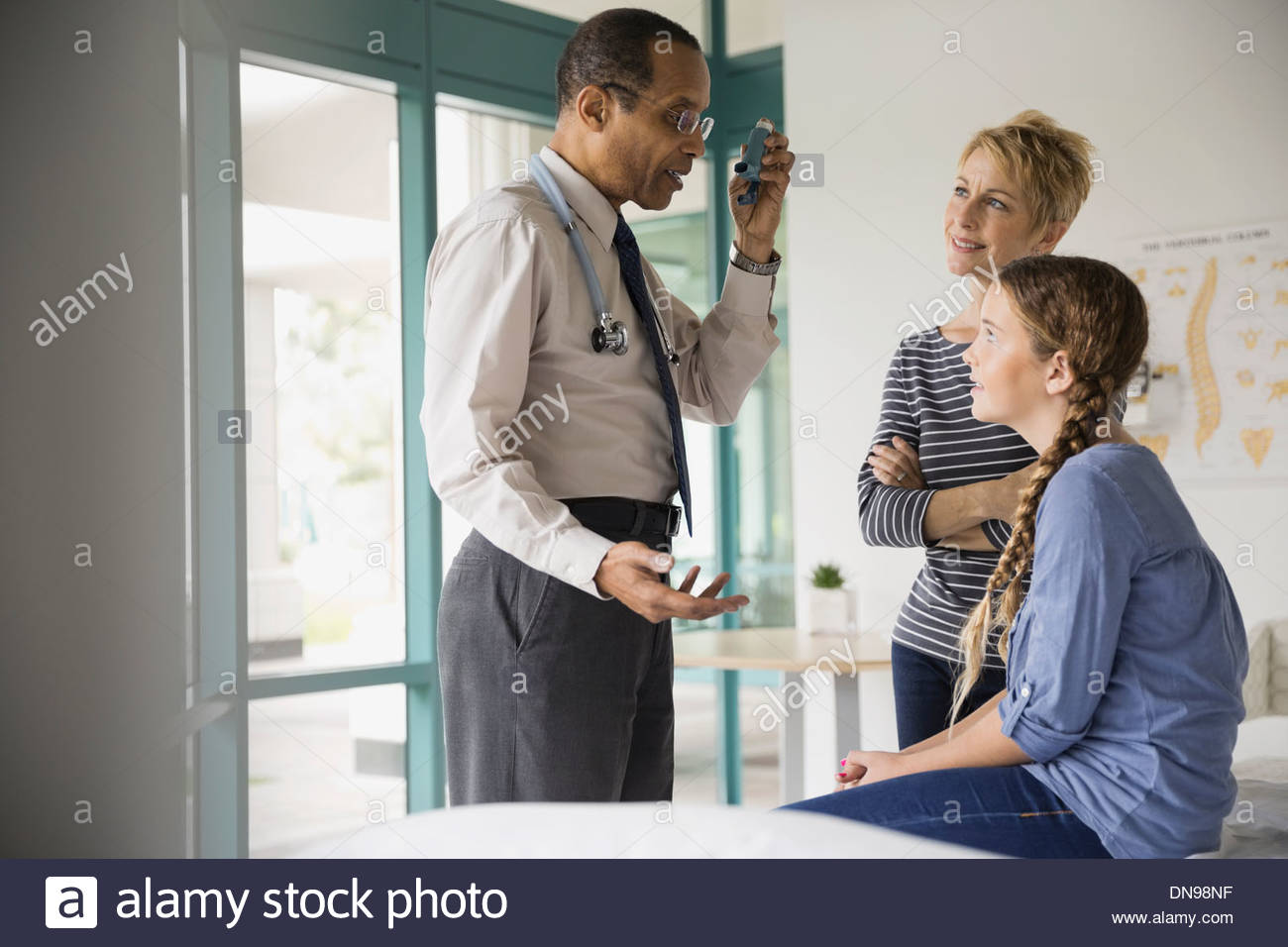 Teaching inhaler use hi-res stock photography and images - Alamy