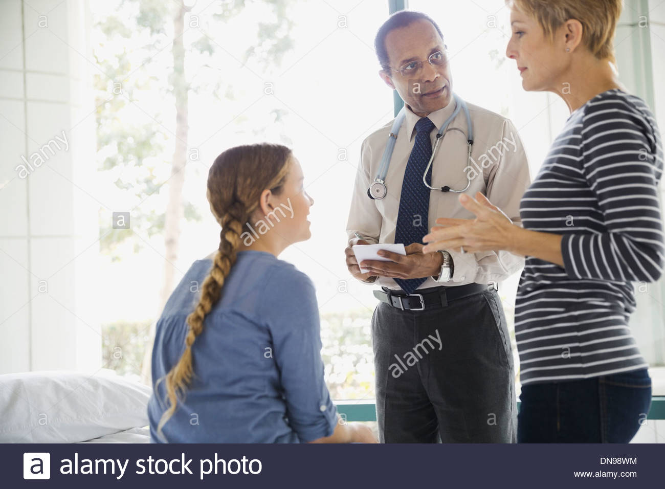 Doctor patient conversation women hi-res stock photography and images ...