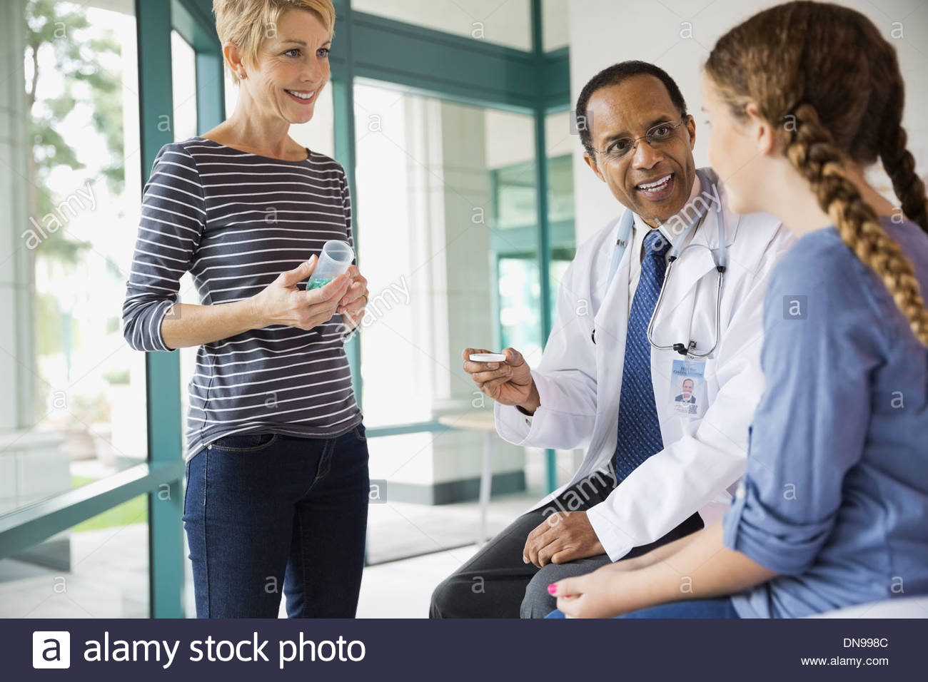 Doctor patient discussion race hi-res stock photography and images - Alamy