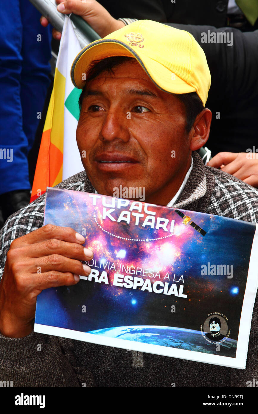 LA PAZ, BOLIVIA, 20th December 2013. A man holds up a newspaper front ...