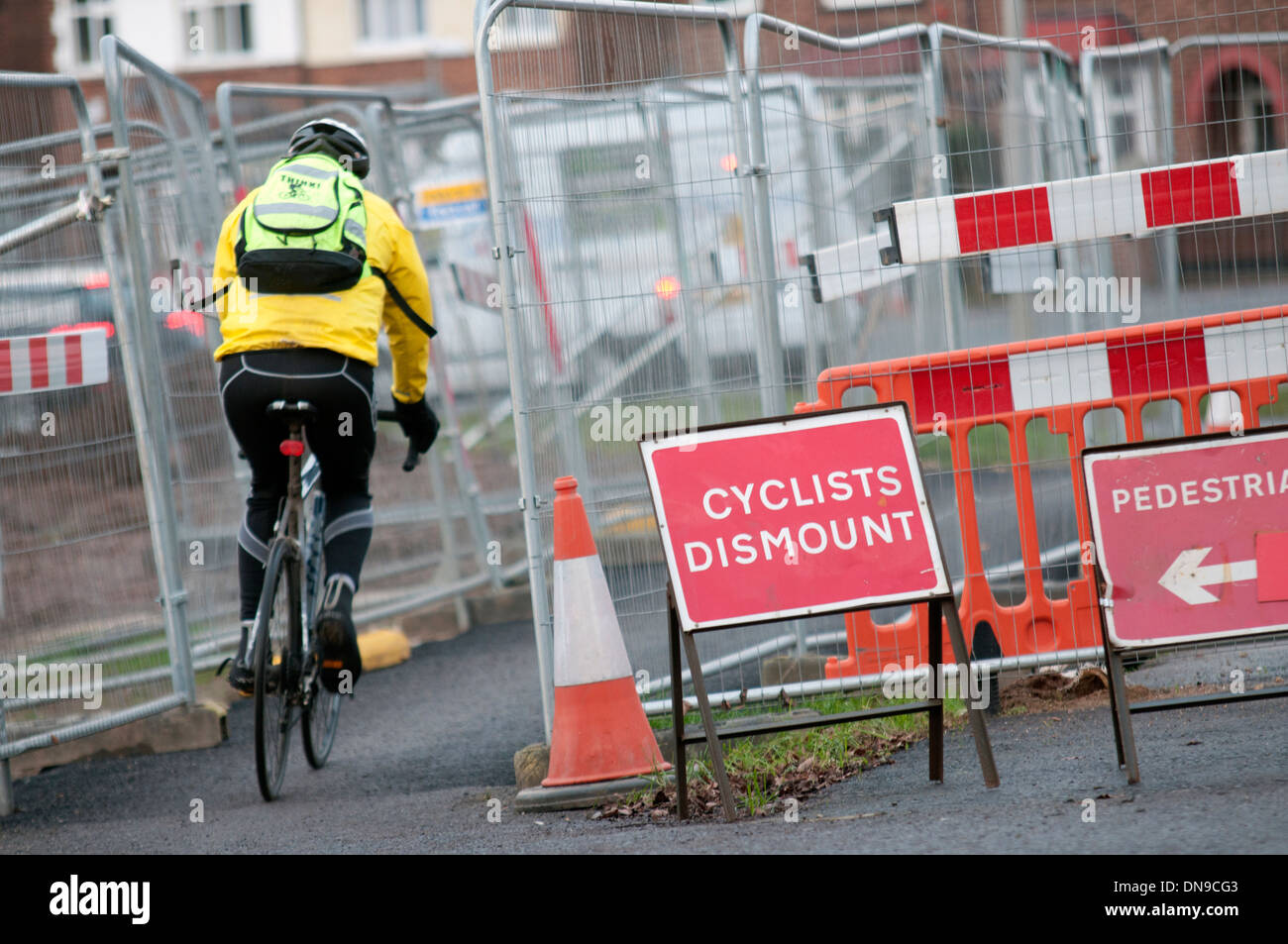 Cyclist dismount warning sign hi-res stock photography and images - Alamy