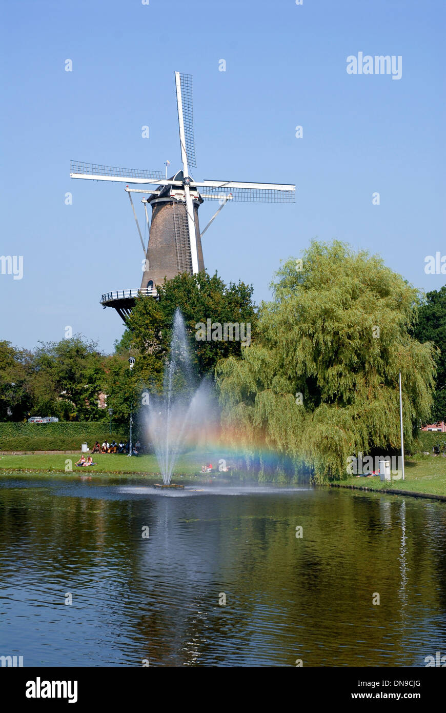 Fountain water holland park hi-res stock photography and images - Alamy