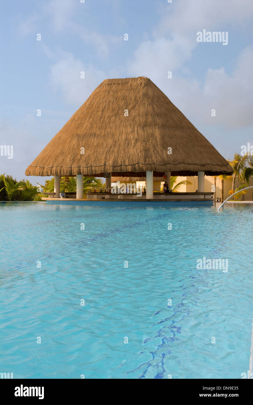 Swim up bar hi-res stock photography and images - Alamy