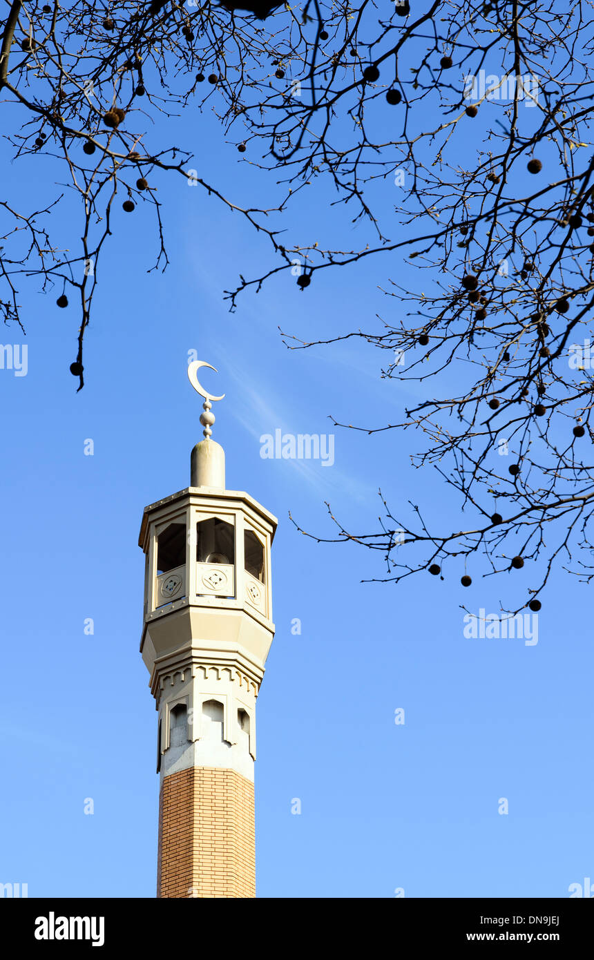 Minaret of the East London Mosque in Whitechapel - London, England ...