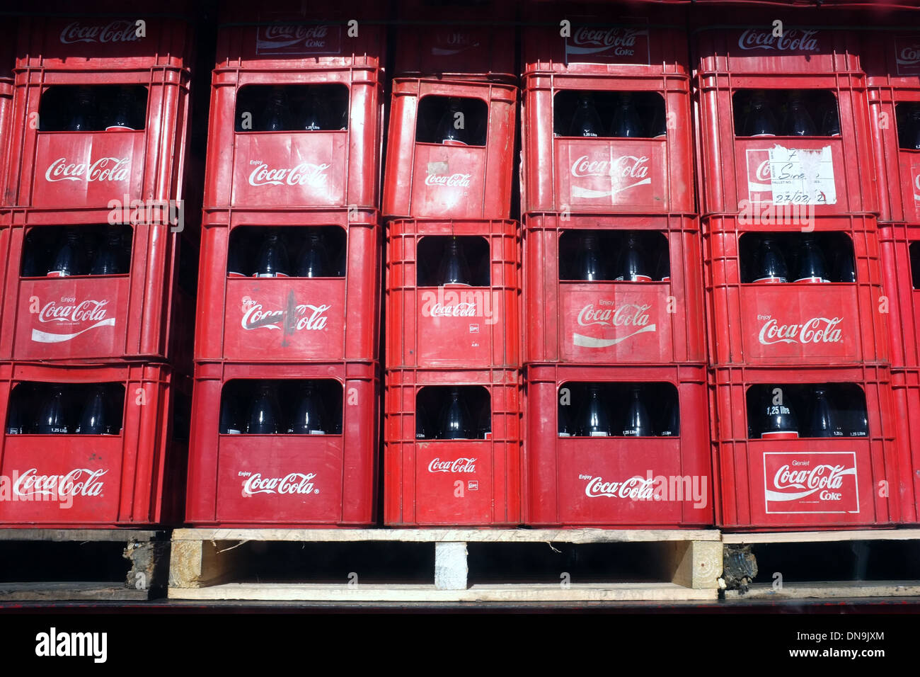 Coca cola crates hi-res stock photography and images - Alamy