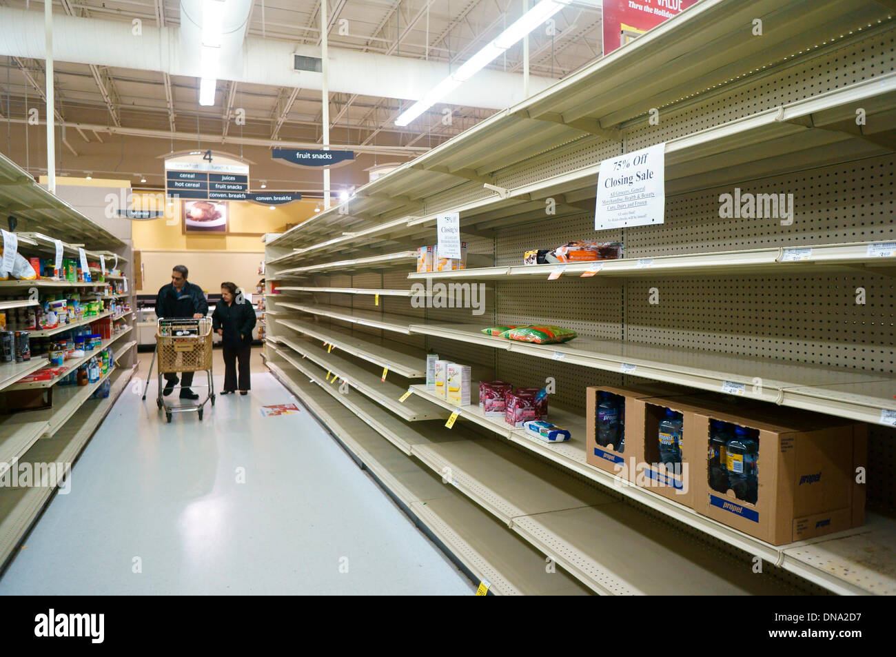 Empty grocery store chicago hi-res stock photography and images - Alamy