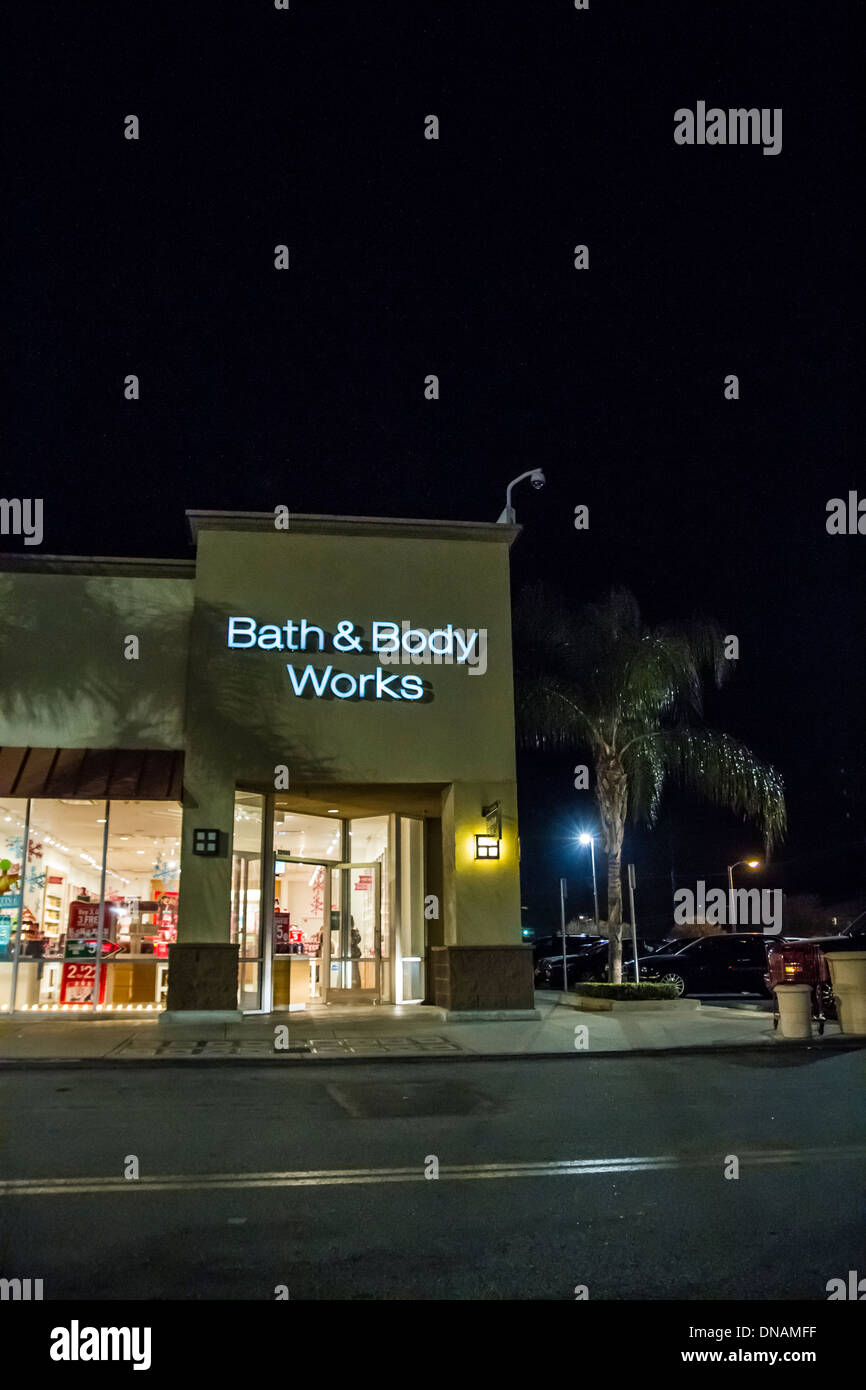 Body in bath hi-res stock photography and images - Alamy