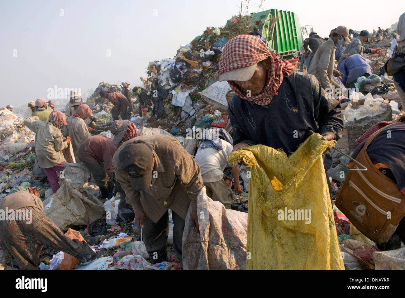 Asia recycling asia poverty human scavenger human scavengers hi-res ...