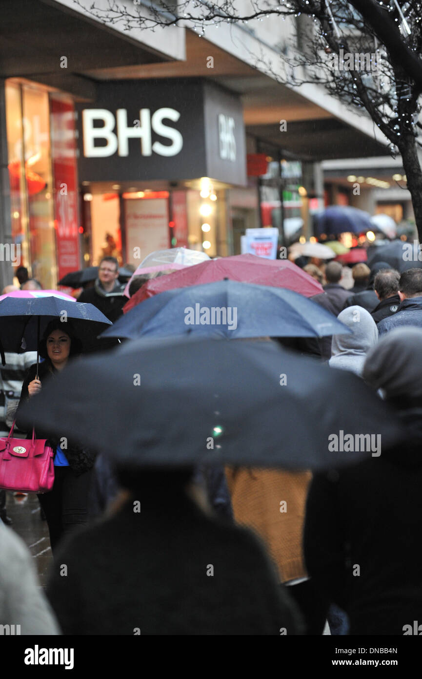 Oxford Street, London, UK. 21st Dec 2013. Oxford Street is filled with ...