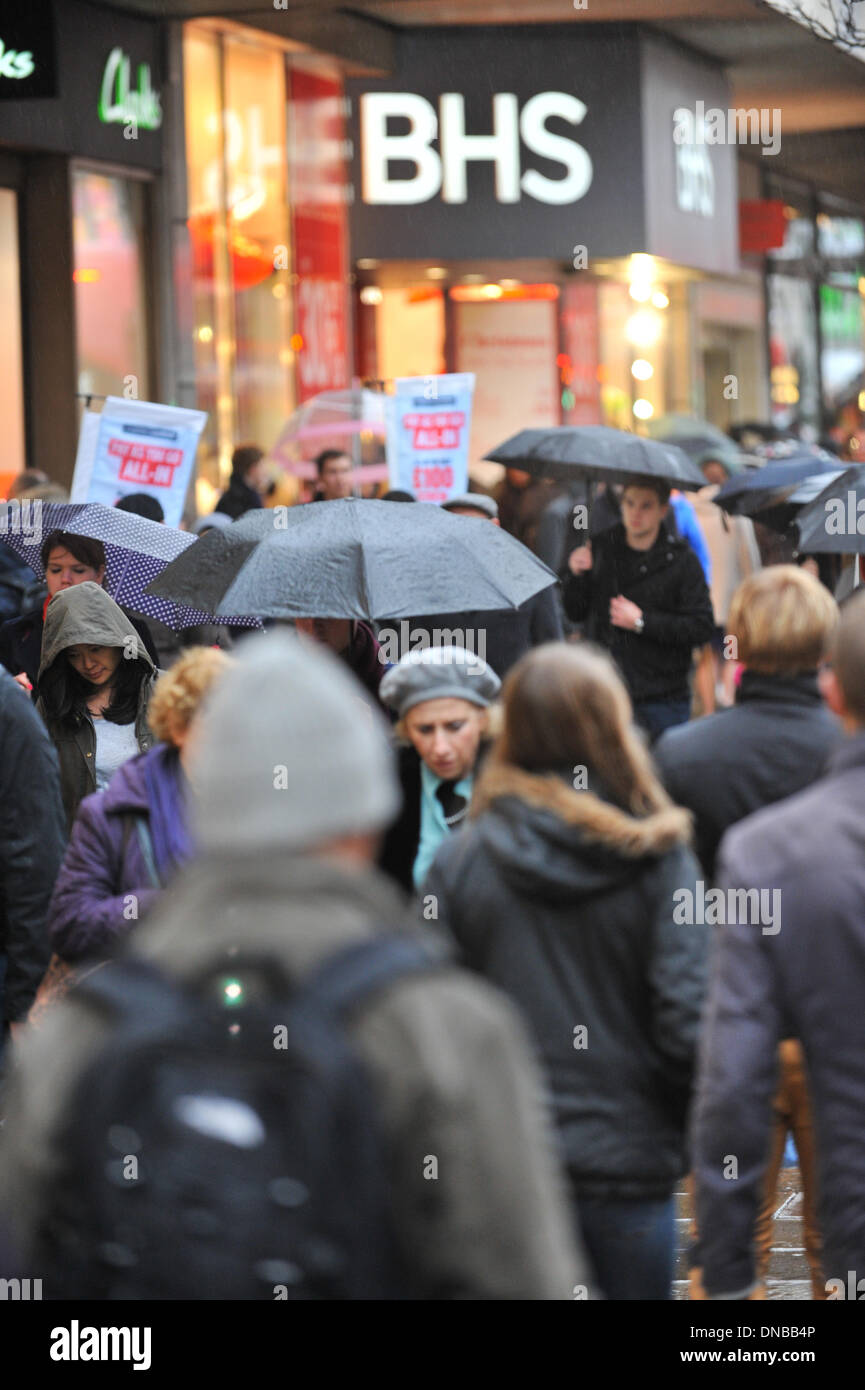 Oxford Street, London, UK. 21st Dec 2013. Oxford Street is filled with ...