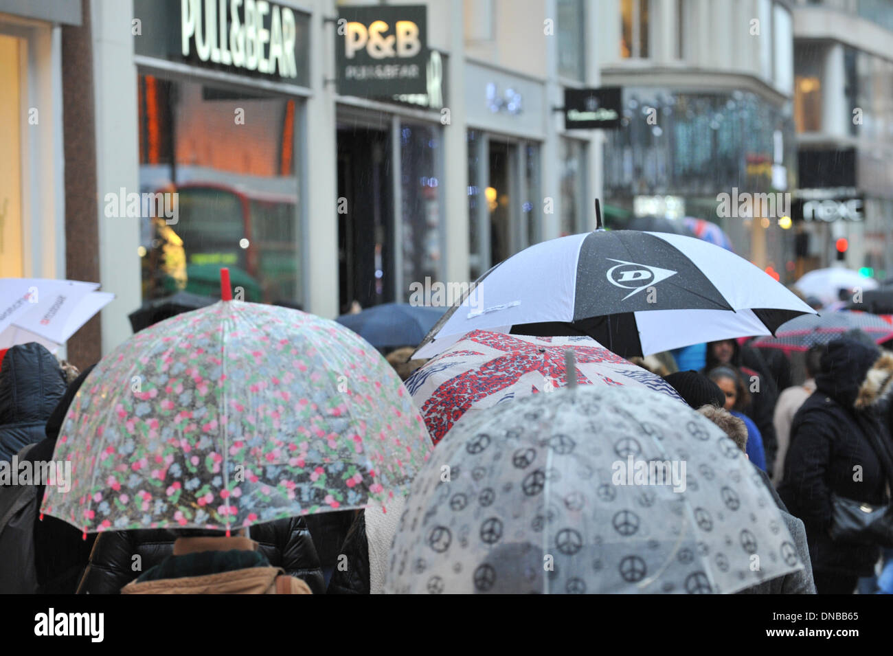 Oxford Street, London, UK. 21st Dec 2013. Oxford Street is filled with ...