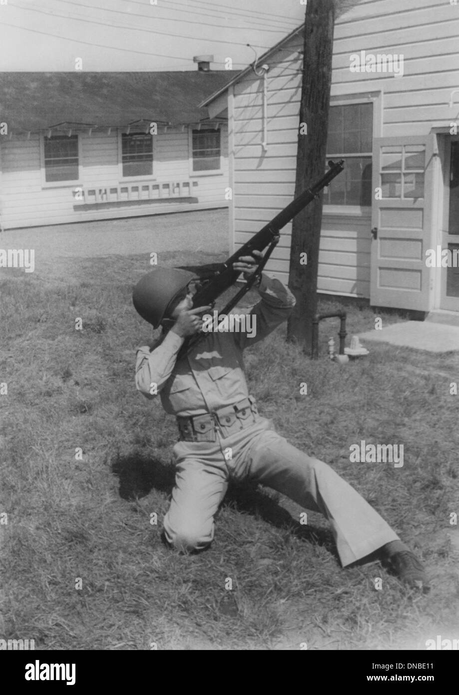 Soldiers shooting training hi-res stock photography and images - Alamy