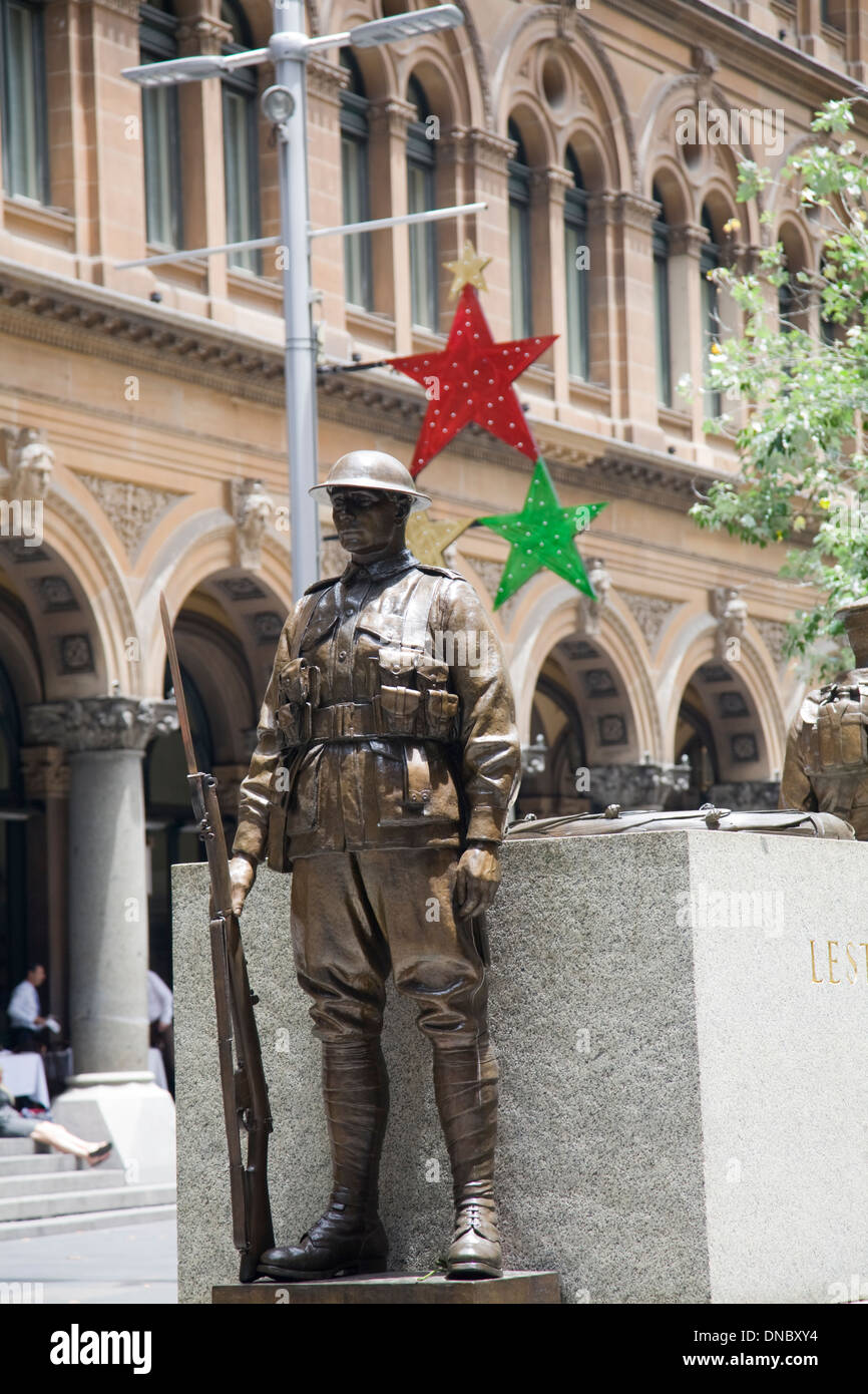 World war statue hi-res stock photography and images - Alamy
