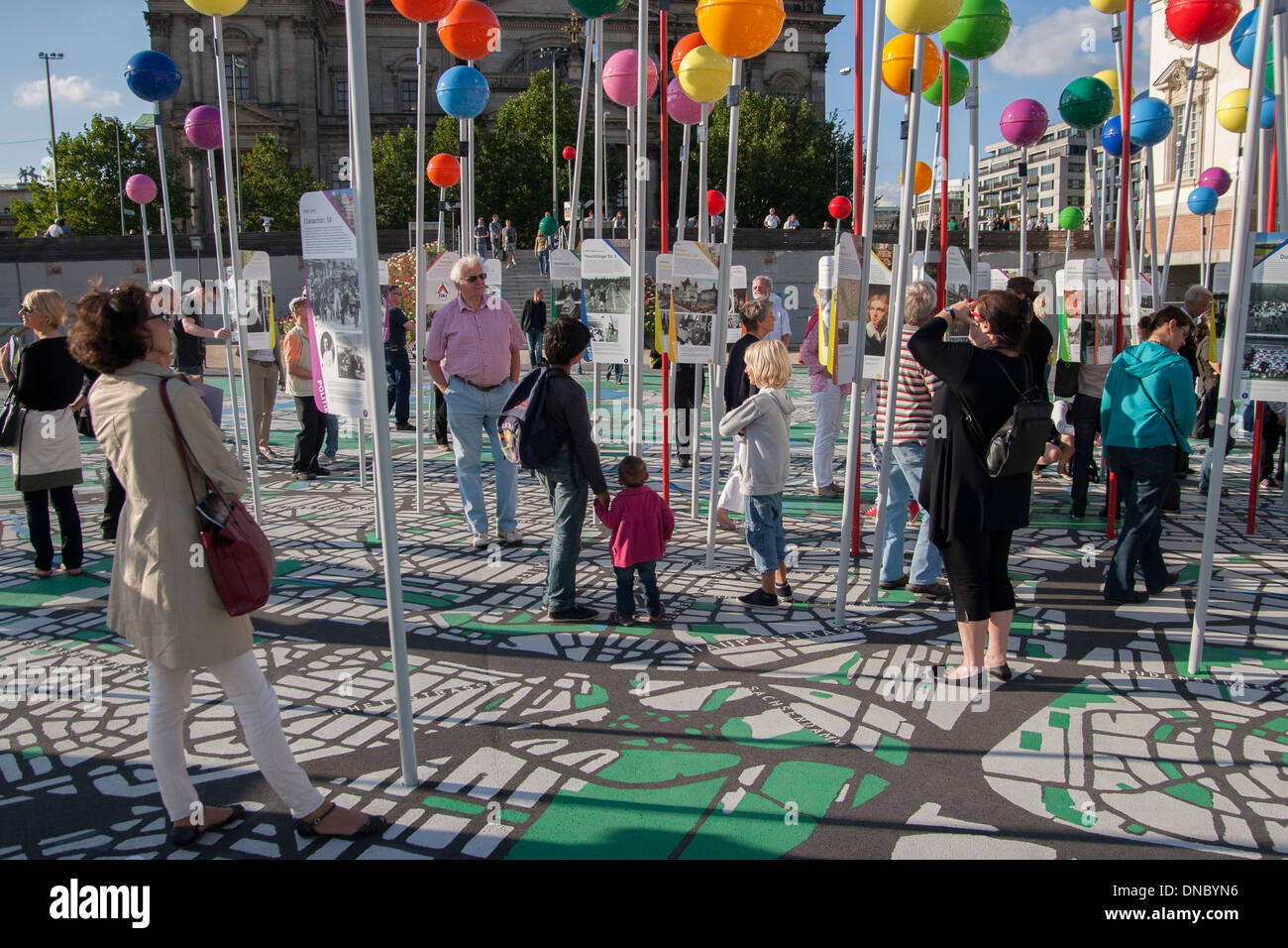 Stadt der Vielfalt - City of Diversity. Map Pins People Schlossplatz ...