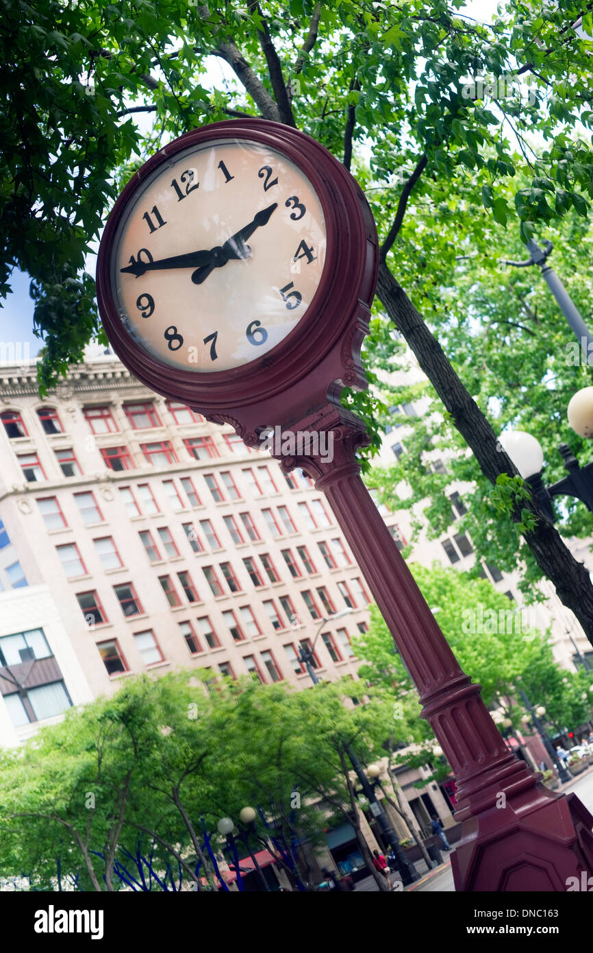 Large clock hi-res stock photography and images - Alamy