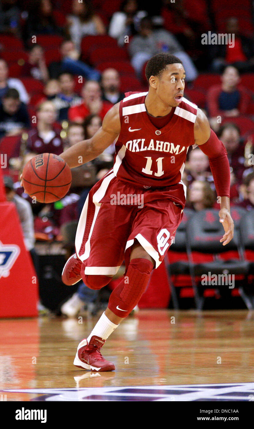 Houston, Texas, USA. 21st Dec, 2013. DEC 21 2013: Oklahoma Sooners ...