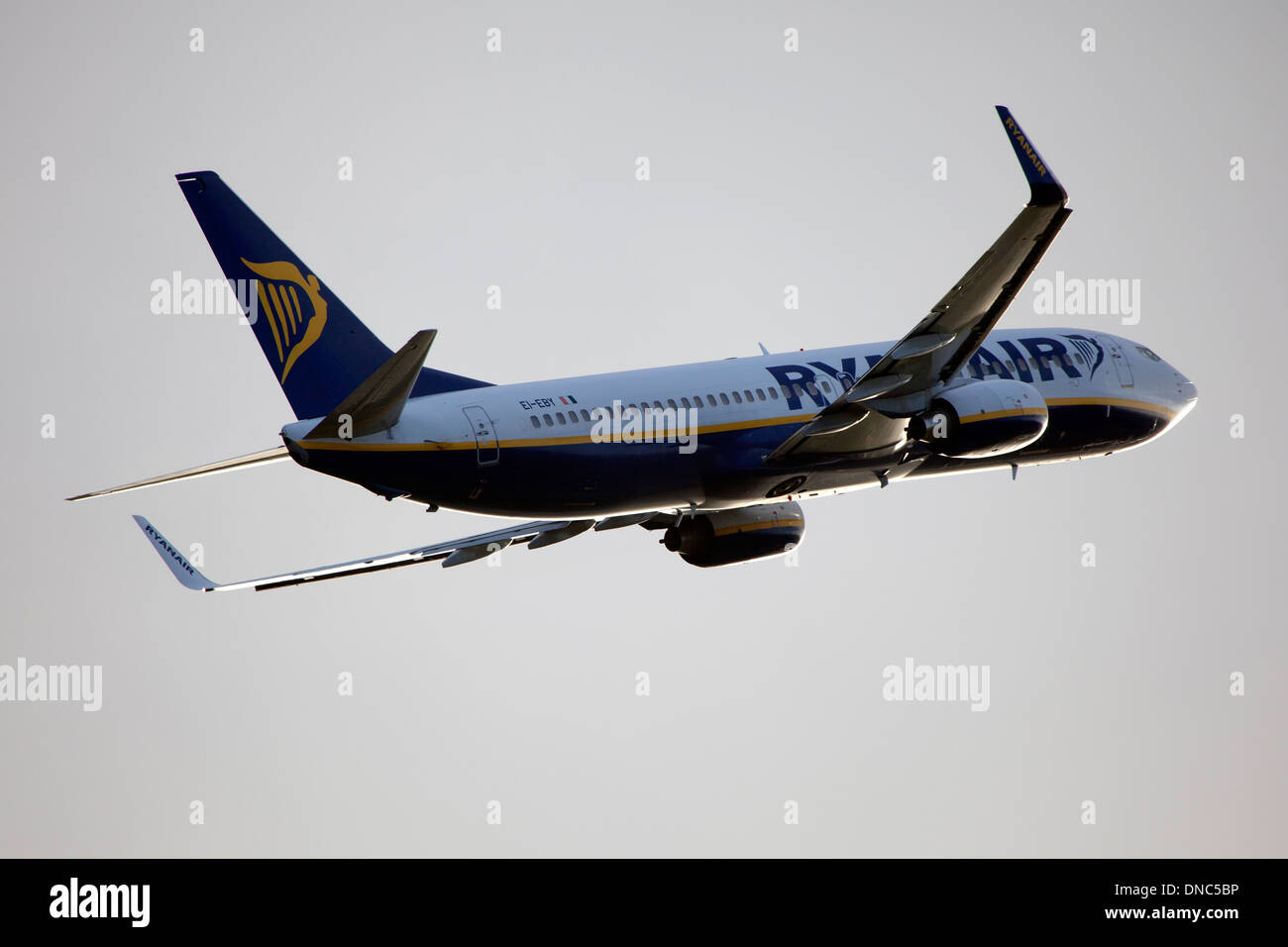 Ryanair Boeing 737 800 taking off during sunset Stock Photo - Alamy