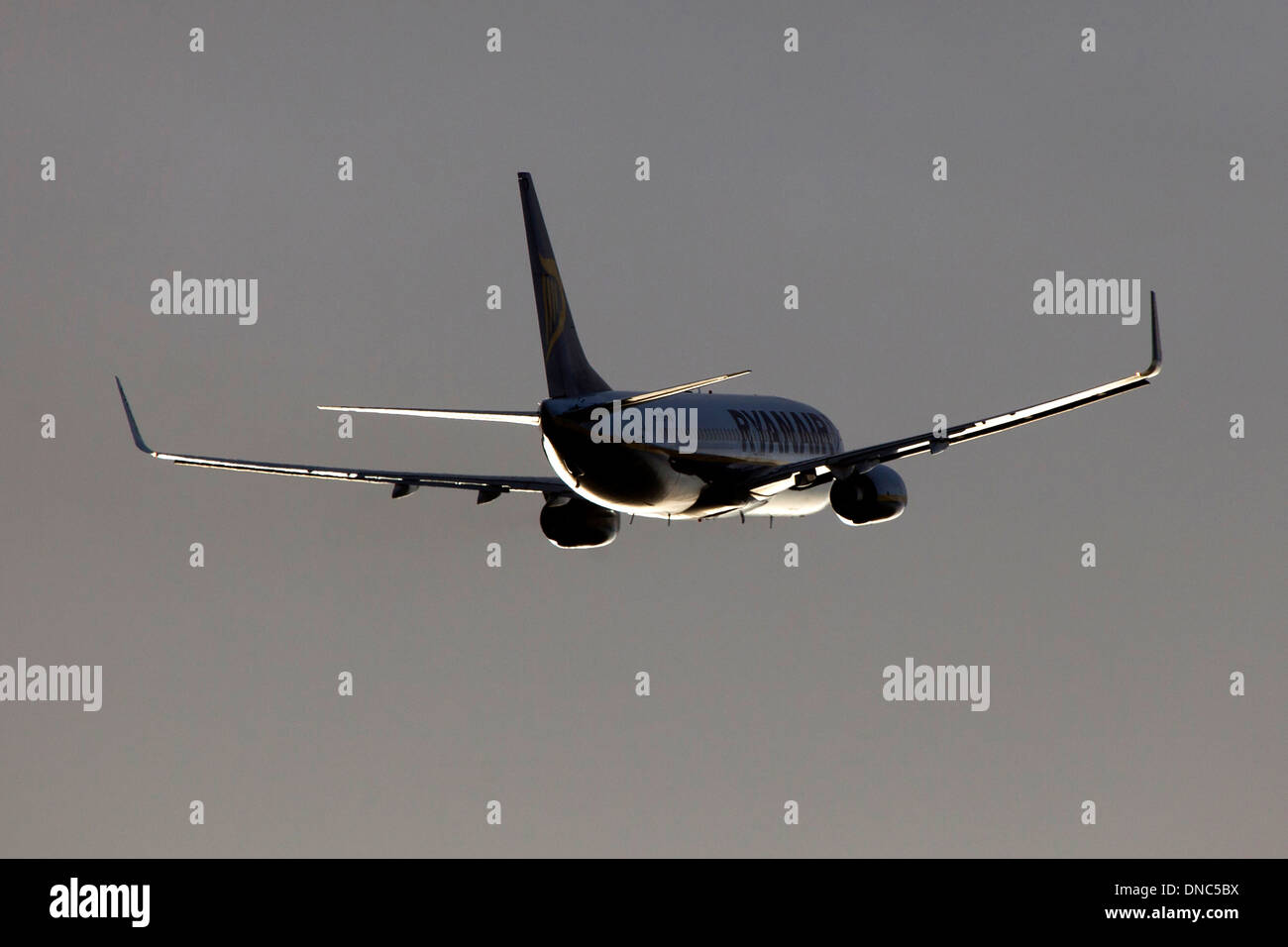 Ryanair Boeing 737 800 taking off during sunset Stock Photo - Alamy