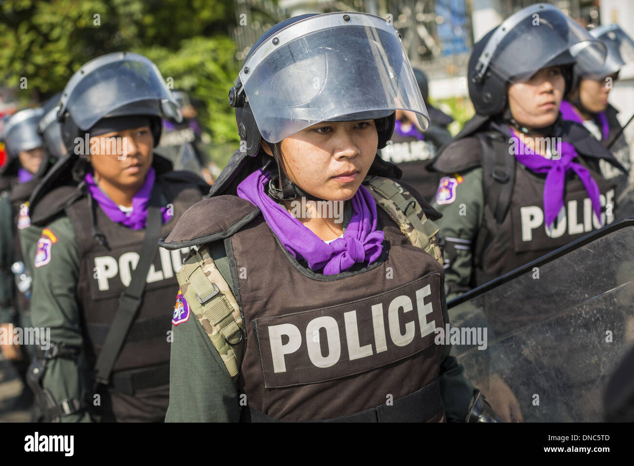 Bangkok, Thailand. 22nd Dec, 2013. Women Thai riot police retreat from ...
