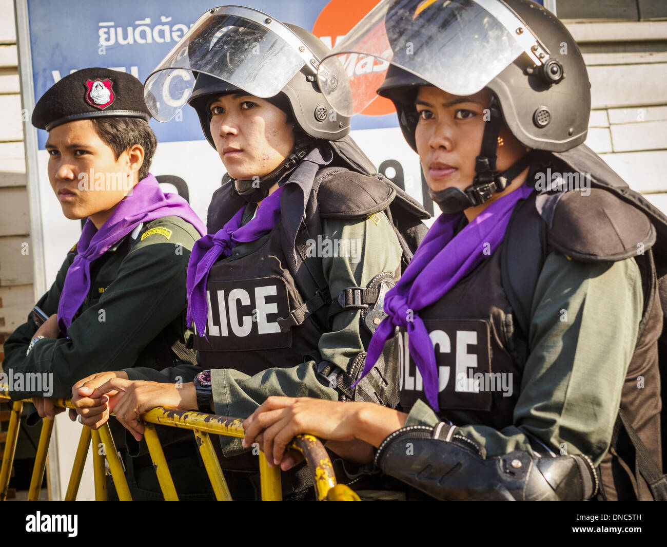 Bangkok, Thailand. 22nd Dec, 2013. Women Thai riot police officers ...