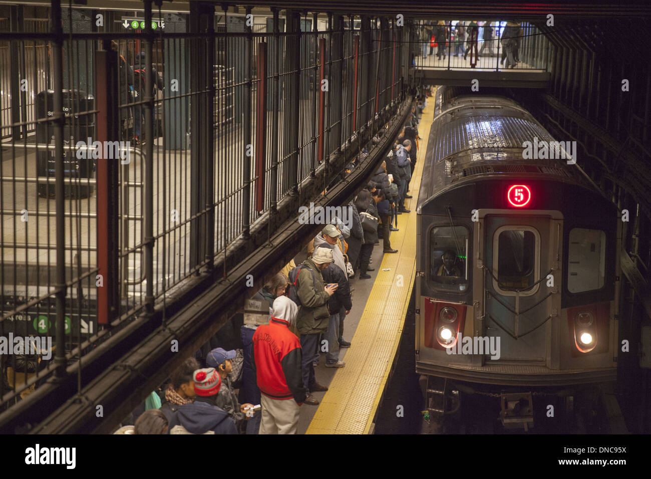 14th St. Union Square uptown subway platform at the evening rush hour ...