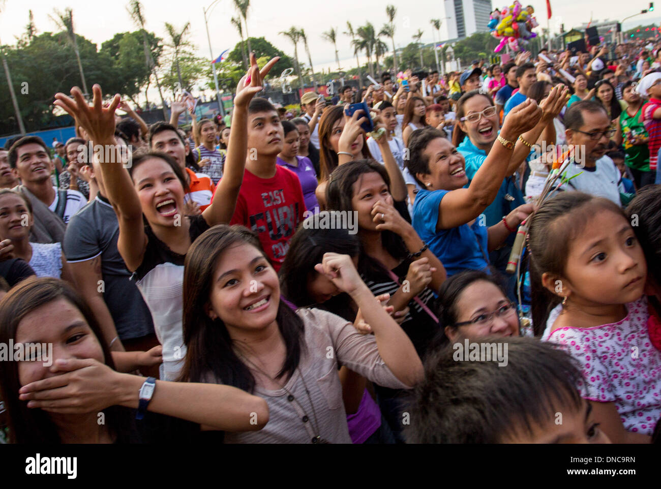 Manila, Philippines. 22nd Dec, 2013. Fans shouting as the local actors ...