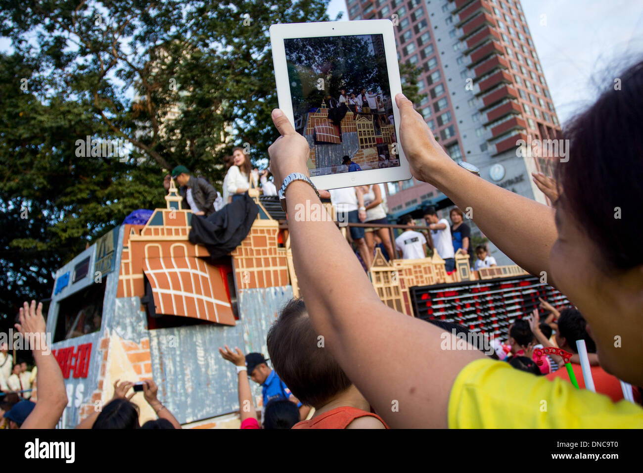 Manila, Philippines. 22nd Dec, 2013. A fan took pictures using her ...