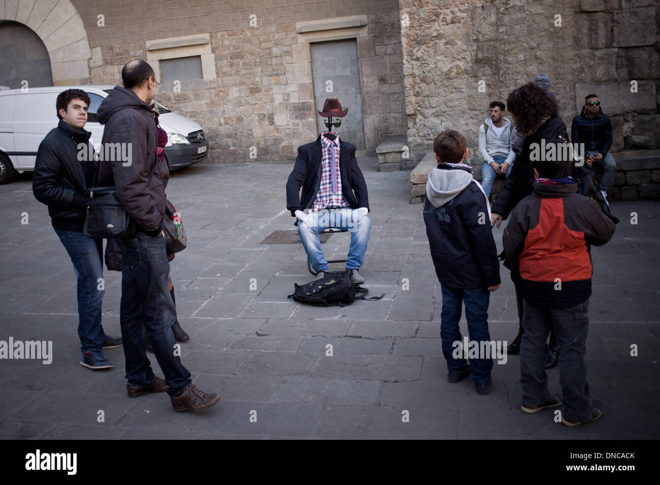 Barcelona, Spain.22nd Dec, 2013. People contemplate a human statue ...