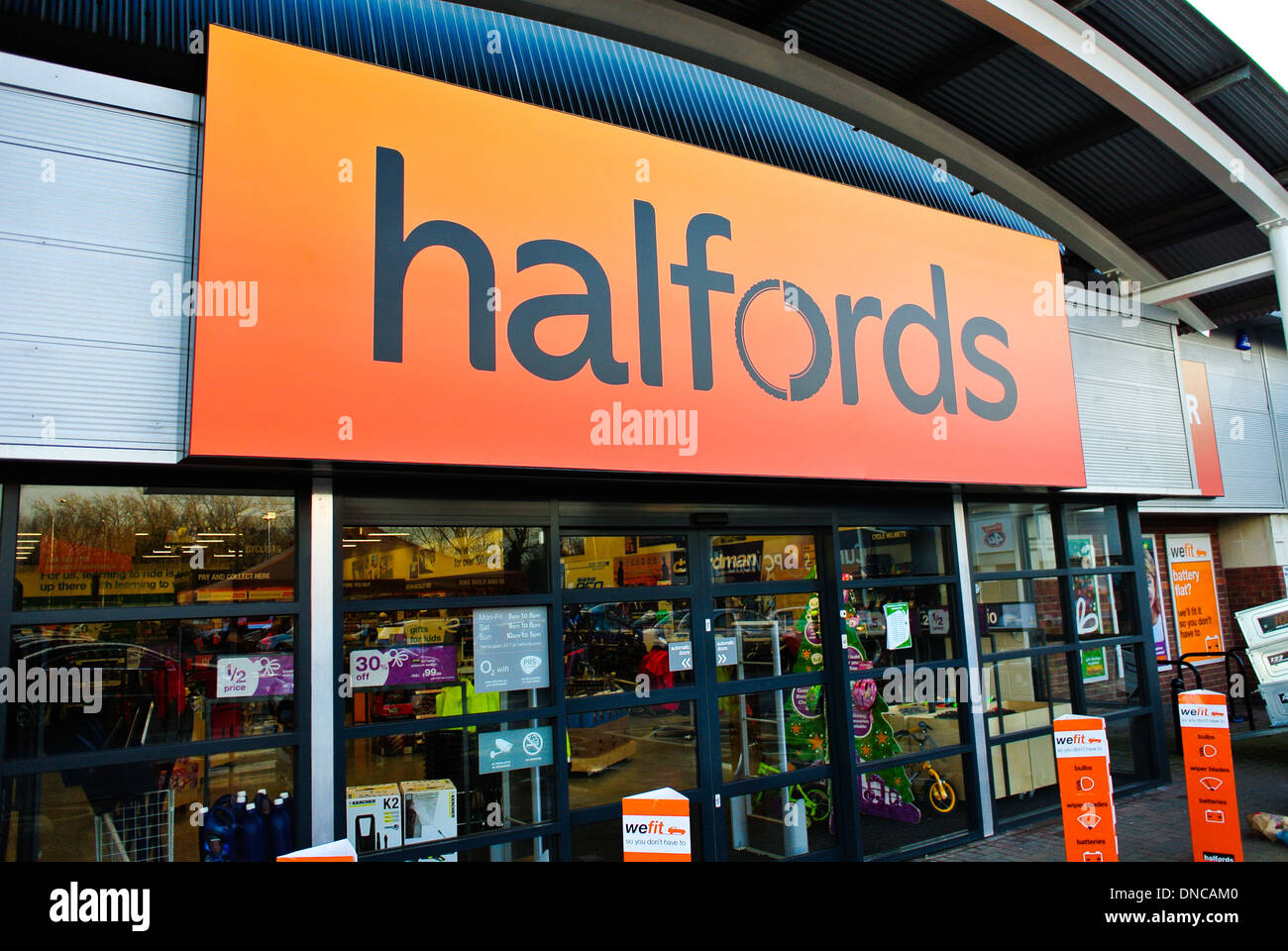 Halfords store front hi-res stock photography and images - Alamy