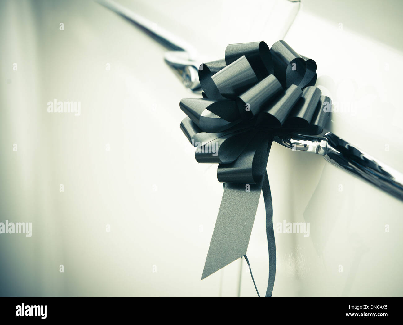 Wedding ribbons on the door handle of a wedding car Stock Photo - Alamy