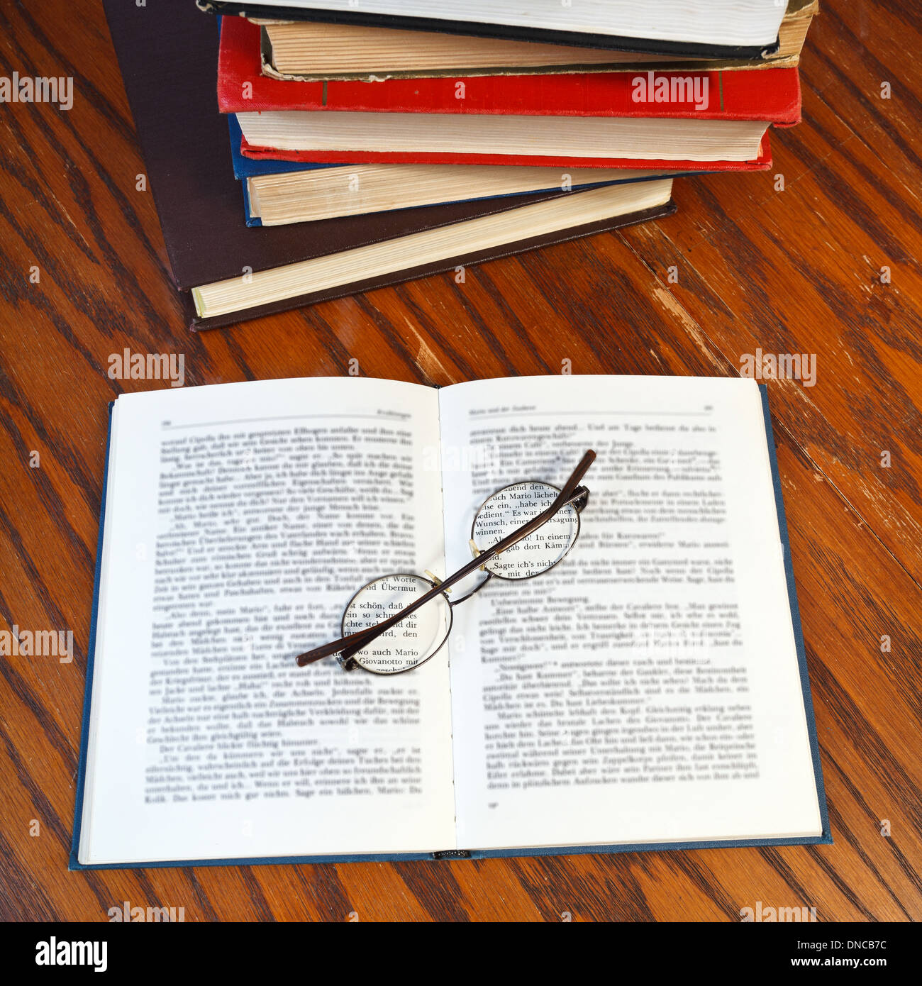 Round library table top hi-res stock photography and images - Alamy