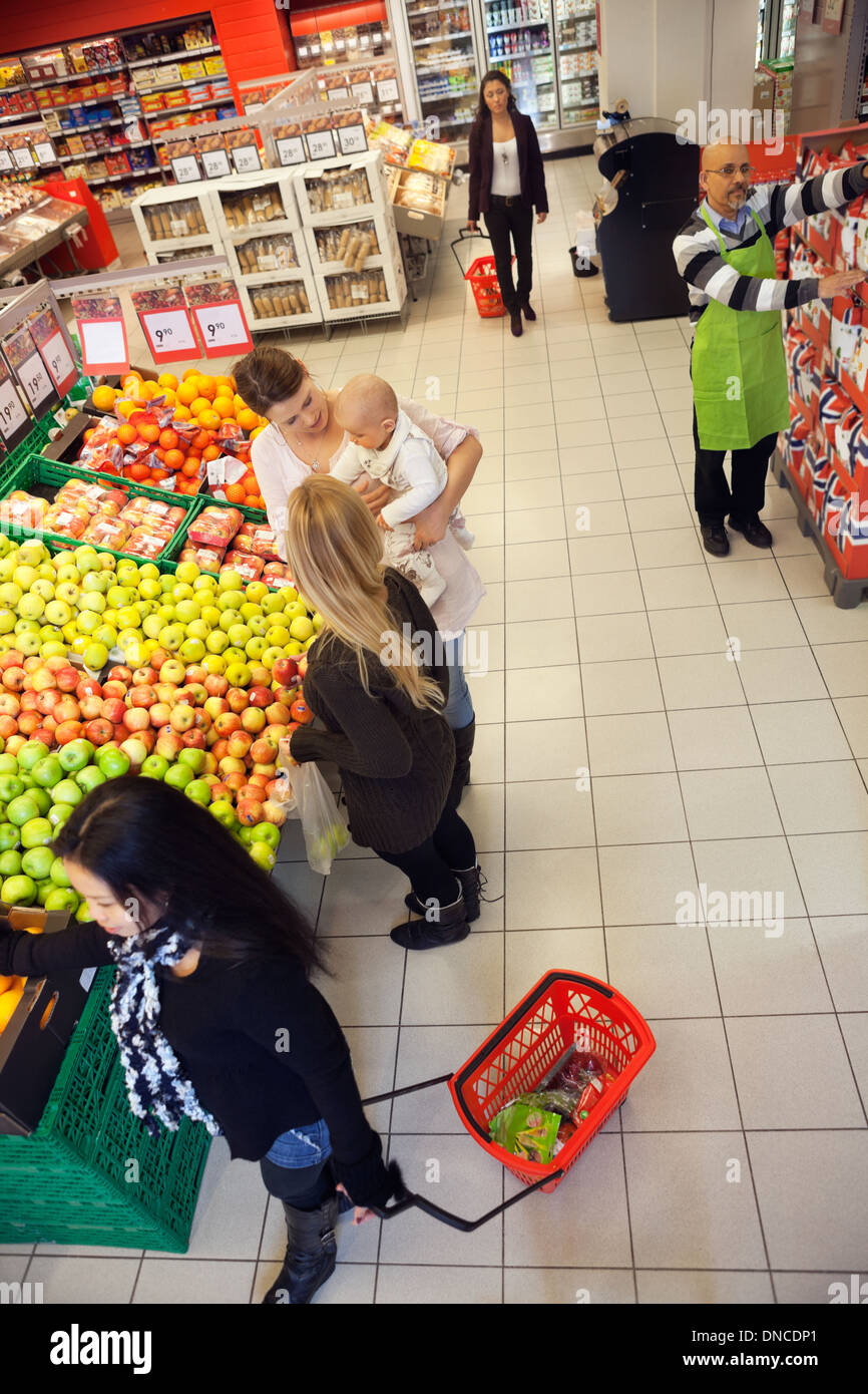 People Shopping In A Supermarket Stock Photo - Alamy