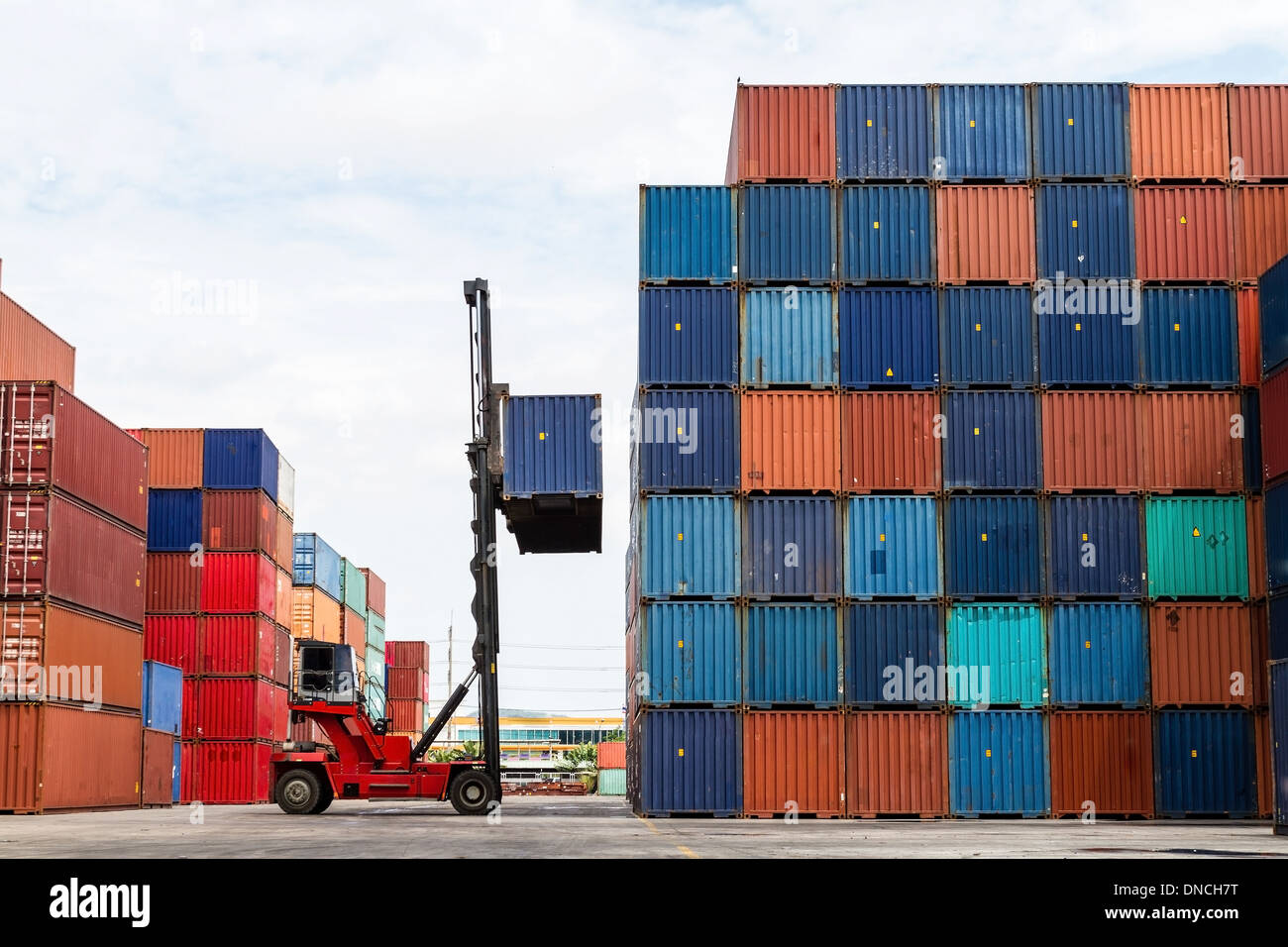 Lifting shipping container hi-res stock photography and images - Alamy