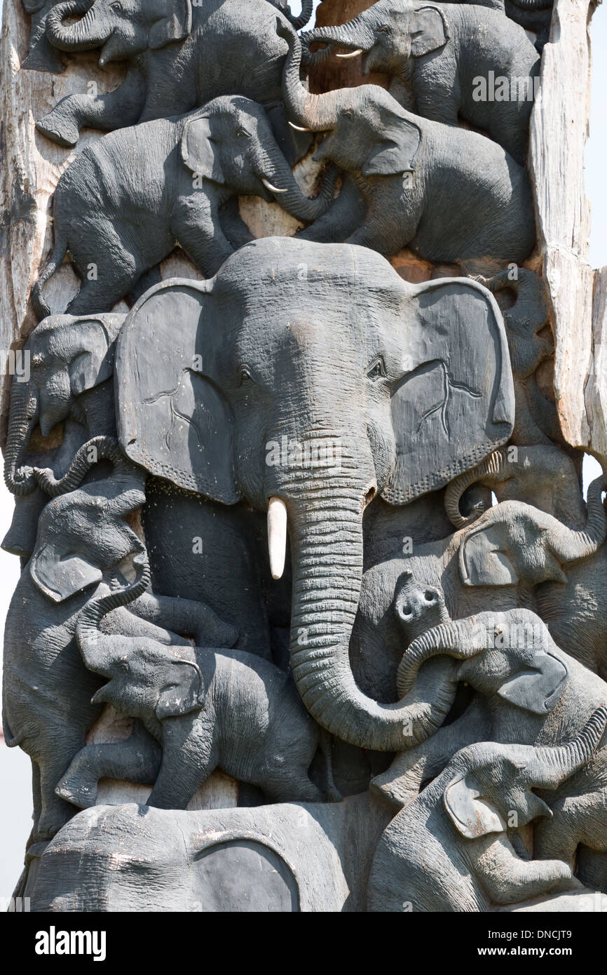 Family statue hi-res stock photography and images - Alamy
