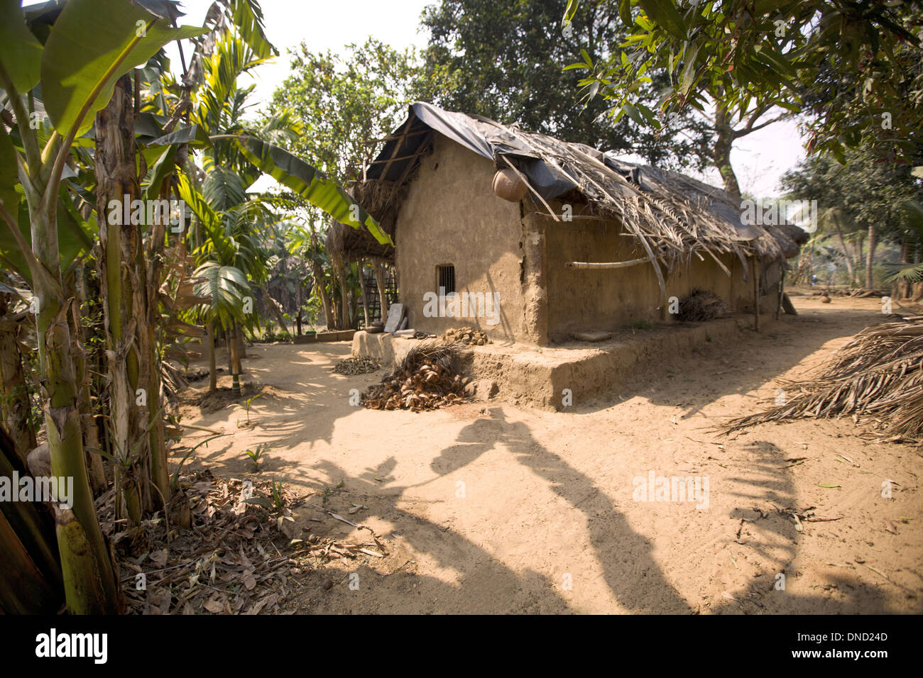 Mud hut grass roof hi-res stock photography and images - Alamy