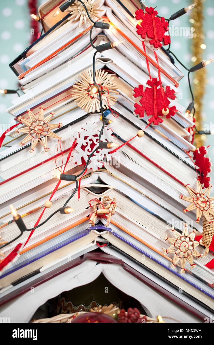 Christmas tree and books hi-res stock photography and images - Alamy