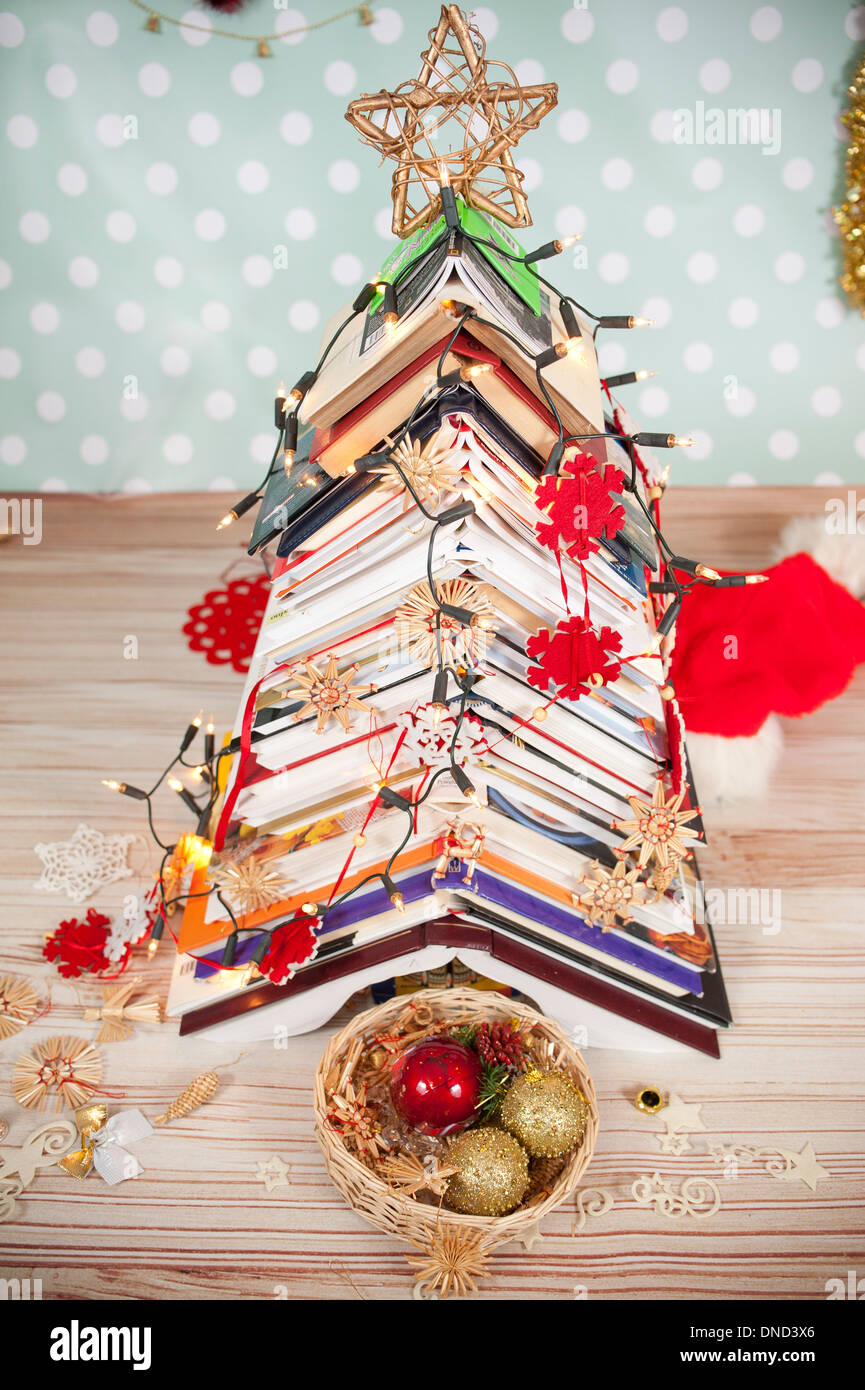 Christmas tree and books hi-res stock photography and images - Alamy
