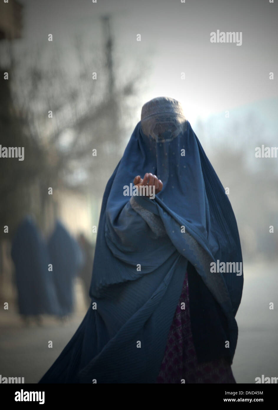 Kabul, Afghanistan. 23rd Dec, 2013. An Afghan woman begs for money ...