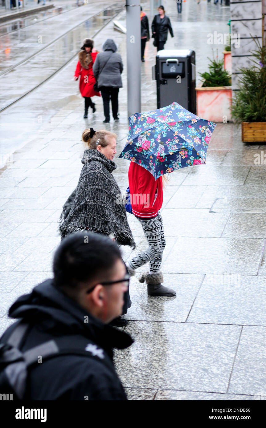People struggle heavy rain hi-res stock photography and images - Alamy