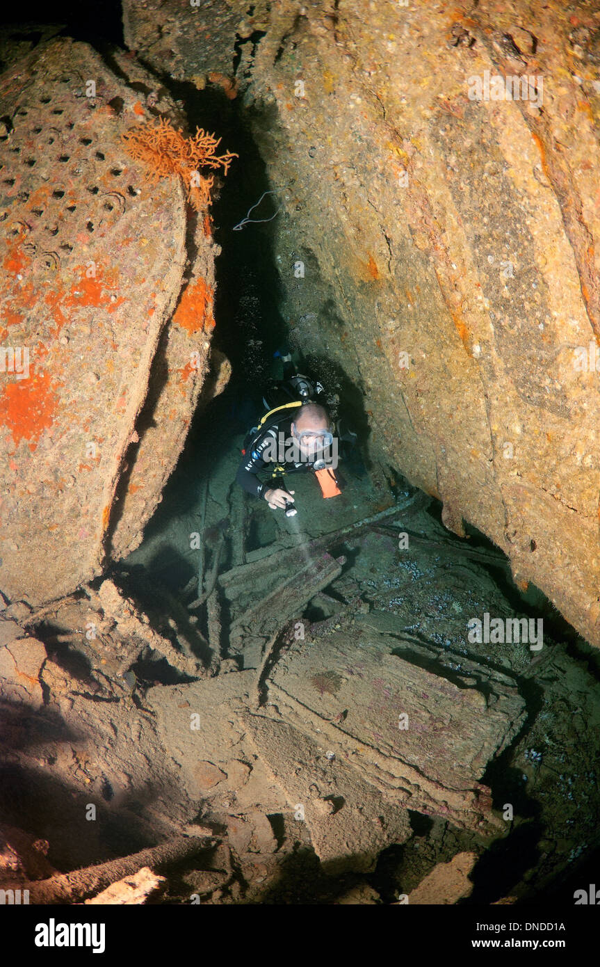 Diver looking at shipwreck "SS Dunraven". Red sea, Egypt, Africa Stock ...