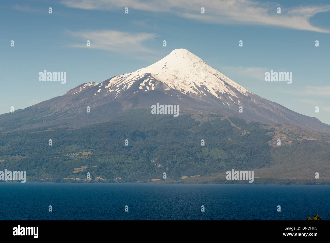 Huge mountain by sea hi-res stock photography and images - Alamy