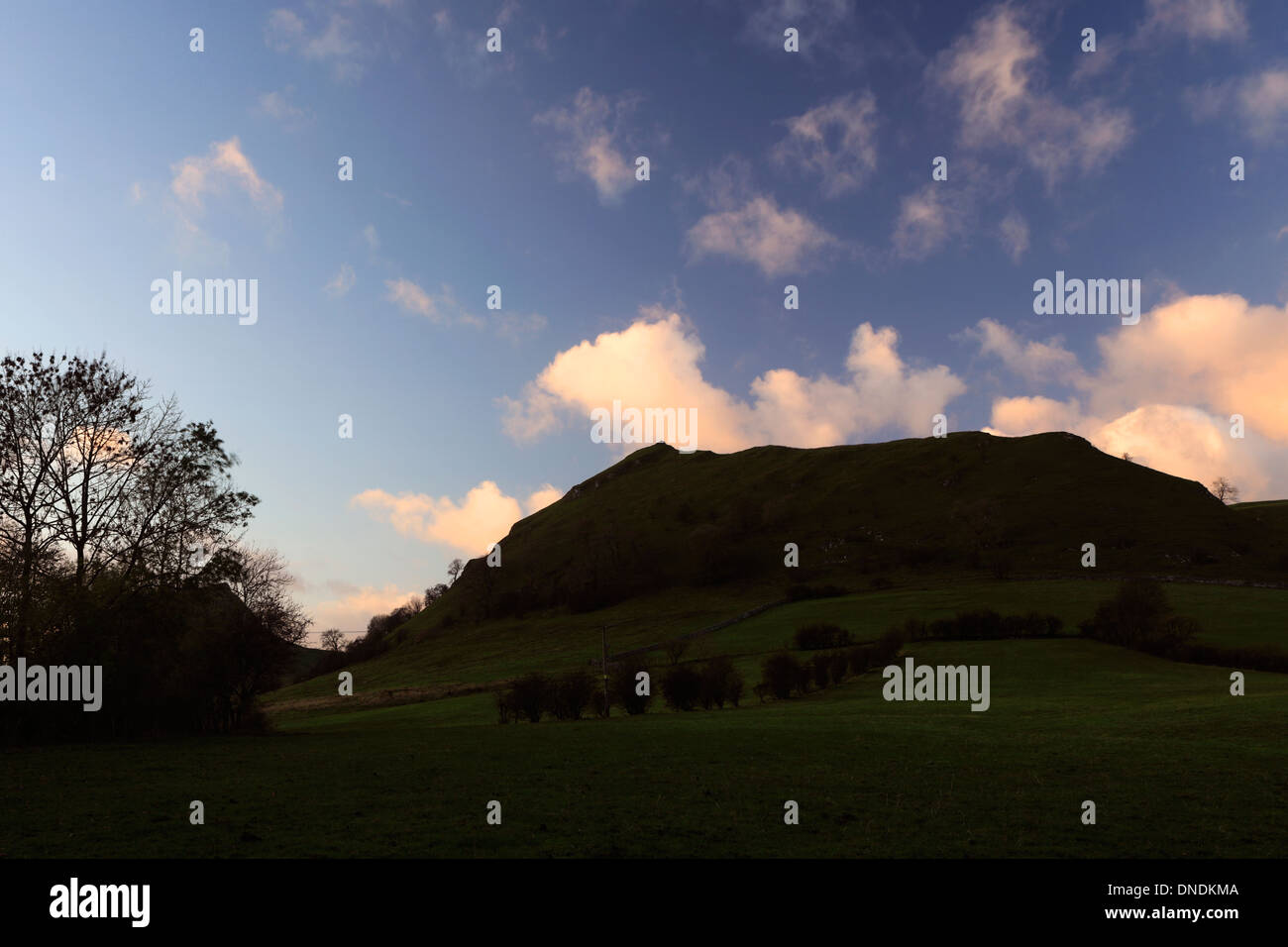 Sunset over Parkhouse Hill near Glutton bridge village, Peak District ...