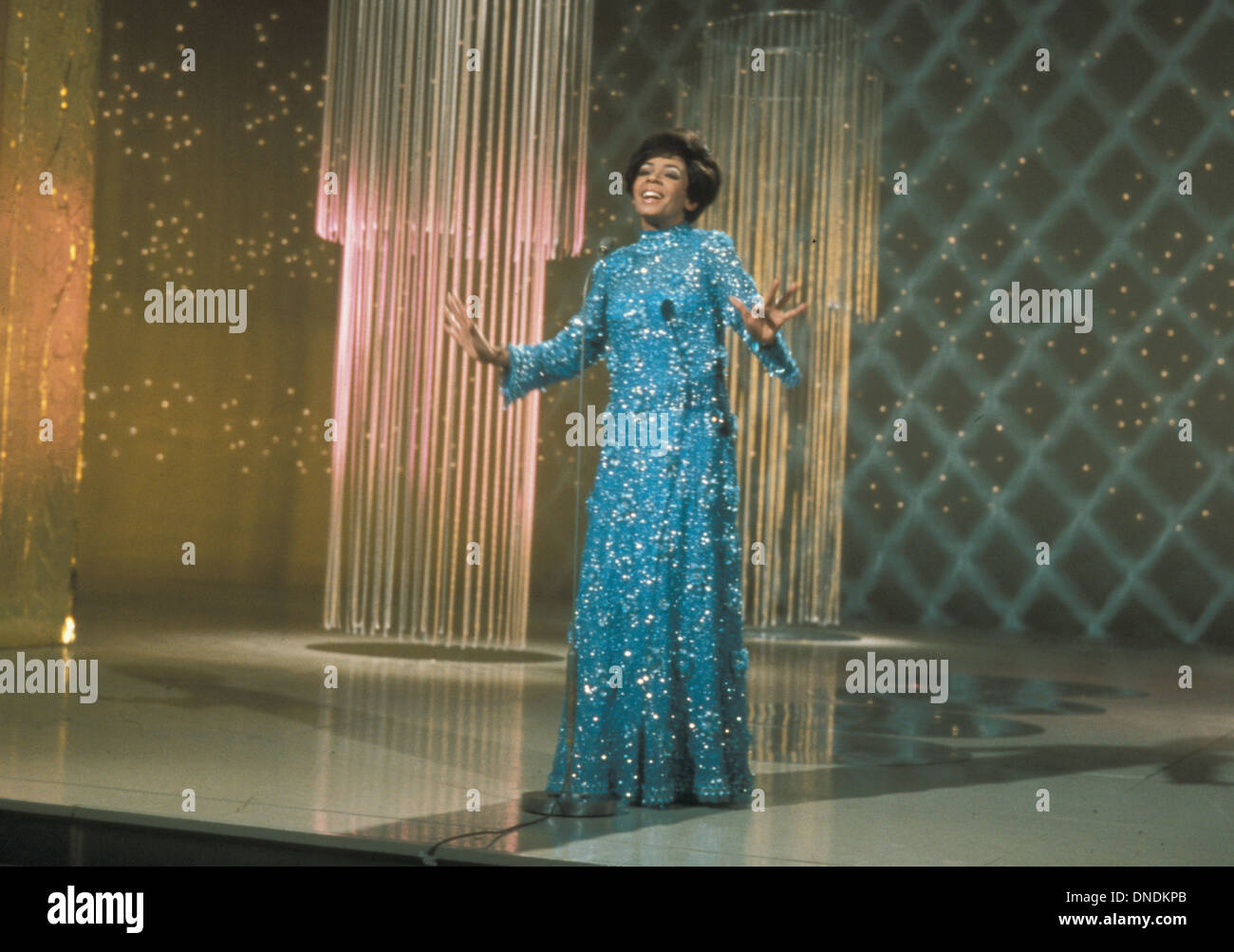 Shirley bassey 1972 hi-res stock photography and images - Alamy