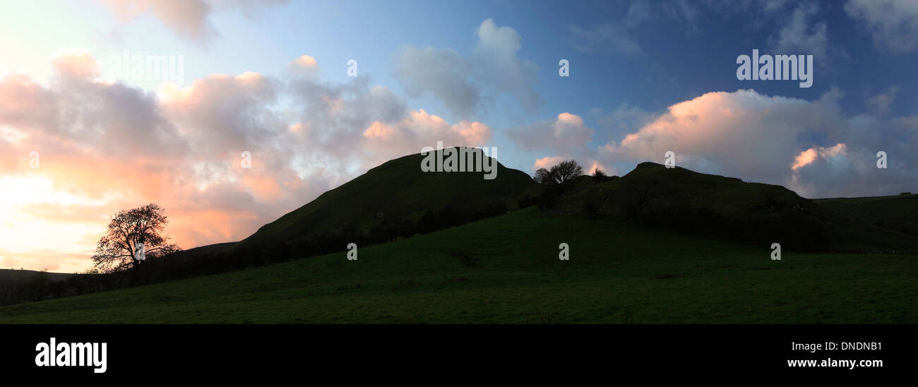 Sunset over Parkhouse Hill near Glutton bridge village, Peak District ...